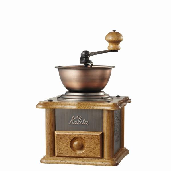 ●銅と天然木を使ったレトロかつ高級感のあるデザインの手挽きコーヒーミルがリニューアル！●カッター部分をこれまでの硬質鋳鉄からアルミ製に変更●カッターに使用しているアルミニウムは90％以上がリサイクル素材で、ボーキサイト原料から製造する場合と...