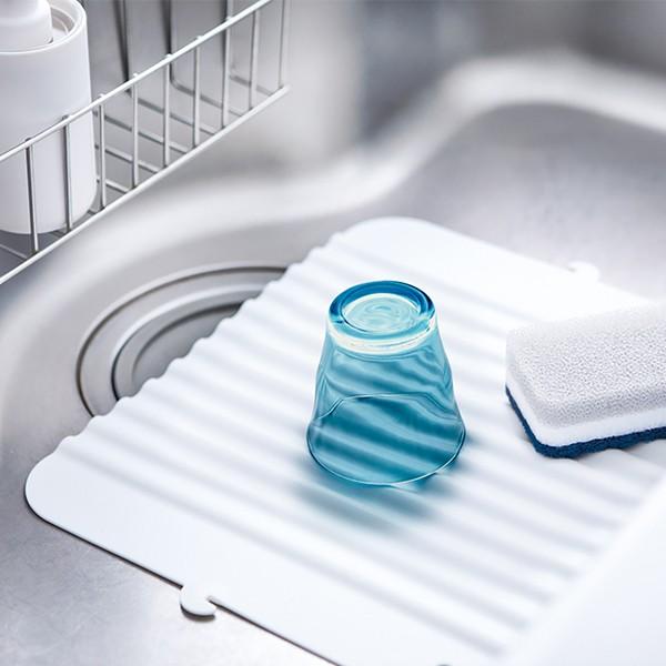 使った後は立たせて乾燥立てて乾かせるシリコーンシンクマット耐熱温度が200度なので、熱いフライパンや鍋がそのまま置けます31.9×26.9×0.6cm