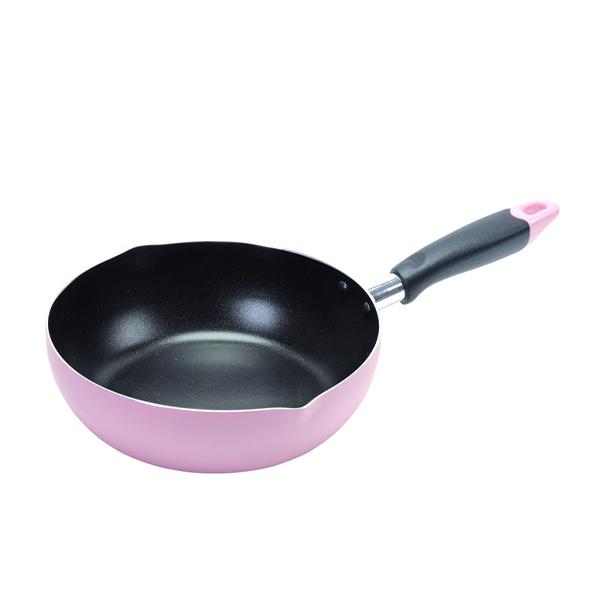 汚れを落としやすいふっ素加工。深型タイプで揚げ物調理もできる。500cc〜1500ccの目盛付きで最大油量も目盛で確認。料理に便利な目盛り付全長37.5×幅23.5×高さ9.5中国