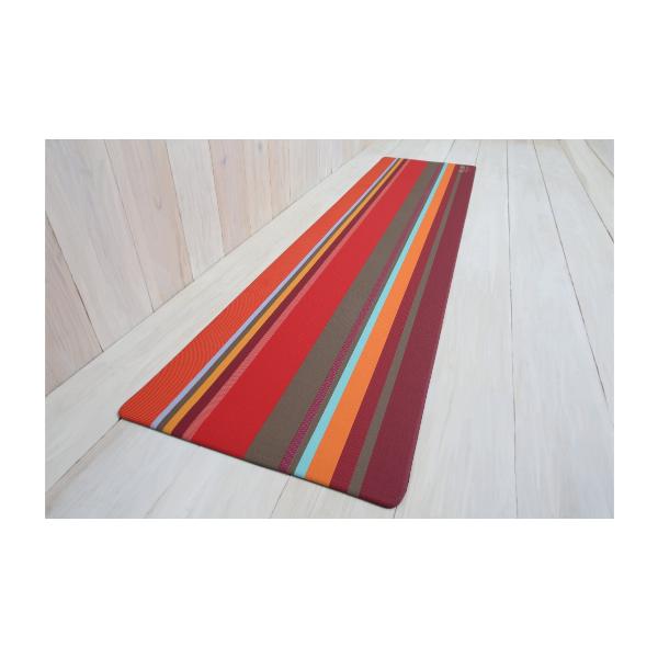 フランスのブランド、レ・トワール・デュ・ソレイユ。レ・トワール独自のストライプ柄と生地感を忠実に表現したシリーズです。水に強い塩ビ素材のキッチンマットで水しぶきや油汚れも、サッとふき取れます。程よい厚みとクッション性のあるソフトな踏み心地で...