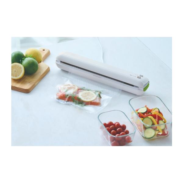 引き出しや棚の隙間にも収納できるスリムタイプ自動で空気を吸収し、シールで密封するバキュームシーラーやわらかい物やスナック菓子の密封に便利な手動吸引食材や衣料をコンパクトに収納湯せん/電子レンジ可能な保存袋(10枚付属)■寸法本体：約 W37...