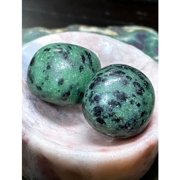 ゾイサイト【灰簾石】タンブル◆２個セット 【ミャンマー産】大きさ：最大約25mm  総重量約37g草餅のようなグリーン色♪小さめなのでお守りとして持ち歩いても◎こちらはノンポリッシュのタンブルで、高温になりますと石の成分によりオイルが出て来...