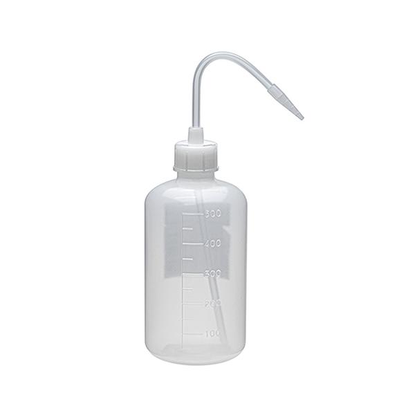 多目的に利用できるPEボトルです。特にバッテリー液の補充時、部品洗浄用にも使用すると便利です。口径の調整が可能なノズルチップ付きです。[容量] 500ml[目盛] 最小目盛 50mlから50ml刻み[材質] PE(ポリエチレン)
