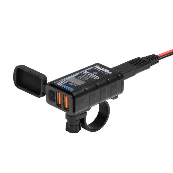 Quick Charge 3.0×2ポート搭載の、バイク用USB電源コネクターケーブルです。電圧計付きでバッテリー上がりやオルタネーターの故障の早期発見にも役立ちます。[サイズ] 66×21×37(mm)[ケーブル長さ] 約1.6m[電圧表...
