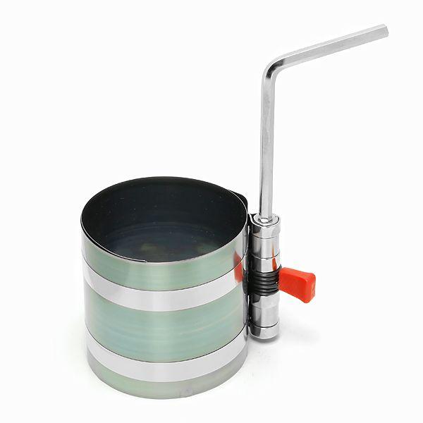 ピストンリングコンプレッサー57〜125mmは、ピストンをシリンダーに挿入する際に使用します。ピストンのリング部分に巻き付けて締め込んでリングを圧縮し、木づち等で軽く打ち込んでください。[適応範囲] 57〜125(φmm)