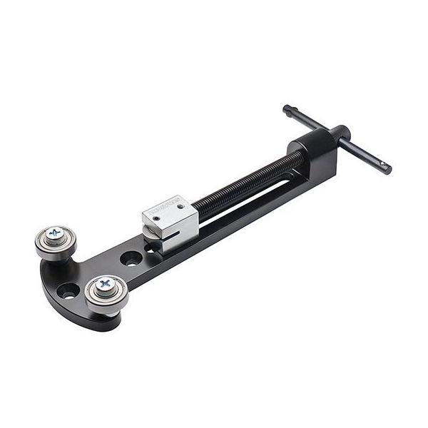 オイルフィルターカッターは使用済みのオイルフィルターを切断するための専用工具です。パイプカッターの要領でケースの金属部を切断し、中のろ過紙を取り出して分別廃棄やリサイクルに役立てることができます。[適応フィルター径] 63〜145(φmm)...