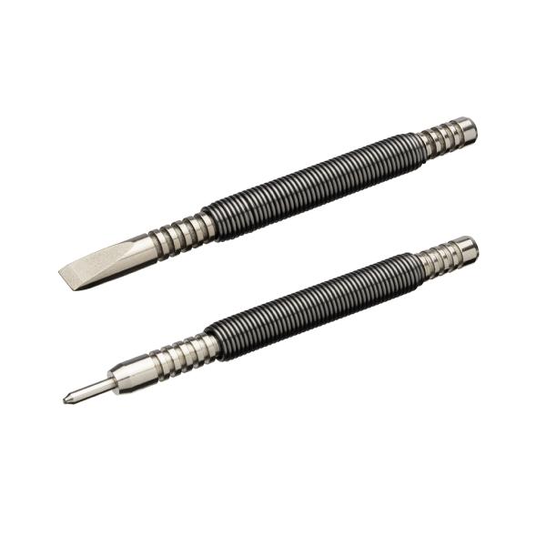 センターポンチとチゼルのセットです。スプリングの伸縮で打撃力を直感的にコントロールできるため、振り下ろしスペースのない狭所や高所でも、横滑りせず狙った位置へ正確に打ち込めます。[全長] 各120mm[重量] 各約50g[材質] クロームバナ...