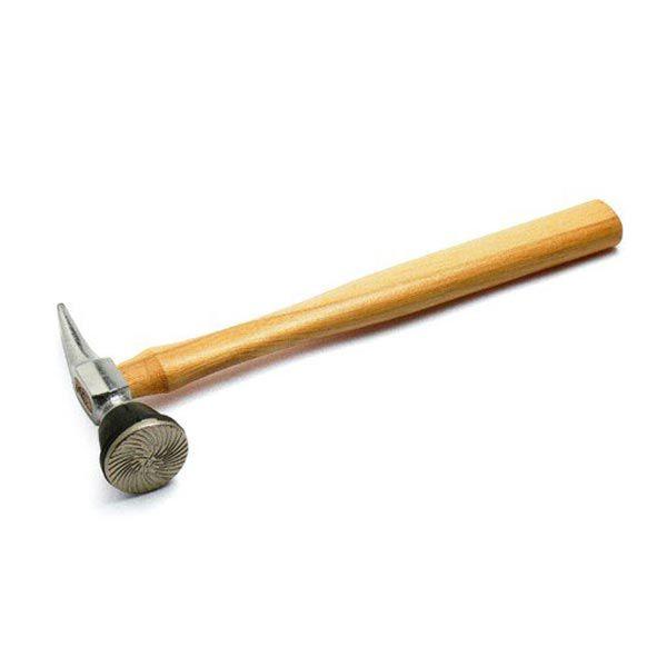 叩くとねじれの動きをする鈑金用のツイストハンマーです。打撃時に鉄板がのびにくいのが特長です。[全長] 305mm[ハンドル全長] 275mm[フェイスサイズ] φ41mm[重量] 370g