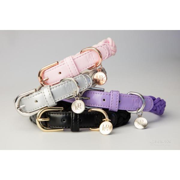金具部分にもこだわった幅広いカラー展開で、編み込みデザインが存在感を増します。伸縮性があり柔らかい素材感でワンちゃんにも負担がかかりません。カラー：ピンク×ローズゴールドライラック×ローズゴールドリップスティックピンク×ローズゴールドアクア...