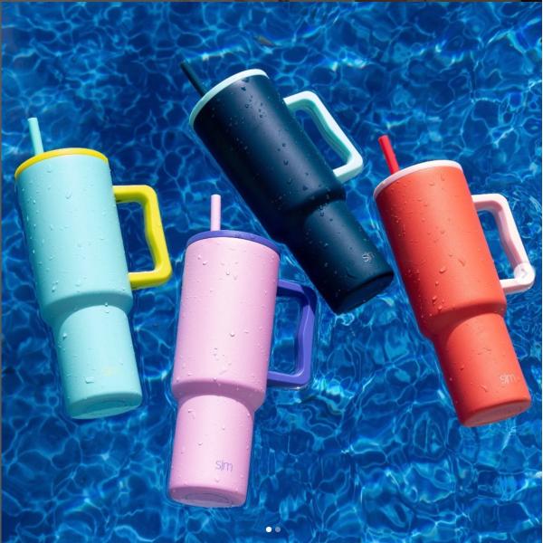 ダブルウォールで真空断熱構造になっており、飲み物の熱さや冷たさを何時間も保つことができます。カップには人間工学に基づいたハンドルが装備され、快適さを追求した美的デザインになっています。ストローリッドと2本のストローが付属しているので、外出先...