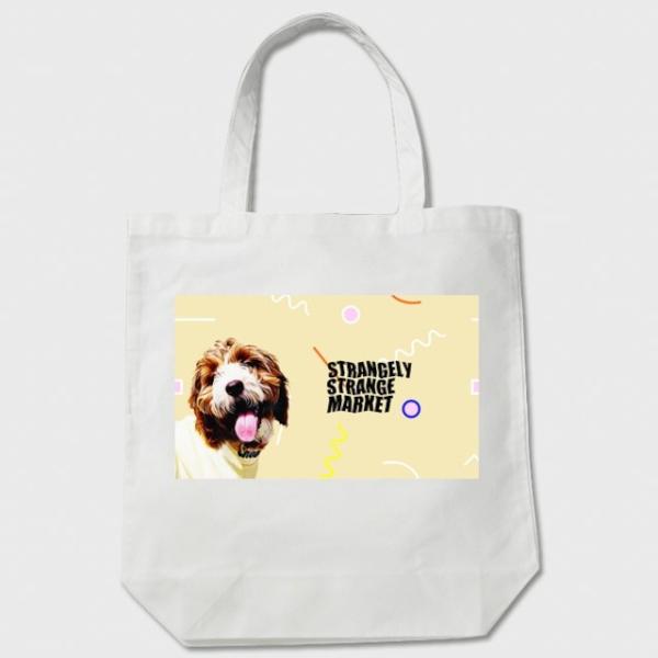 当店のロゴをプリントした、オリジナルバッグです。しっかりとした生地感で底マチもあり、ファイルやPC等厚みのあるお荷物にも対応。愛犬とのお散歩用や、ショッピングバッグにも。カラー：ホワイトサイズ： 横360mm 縦370mm 幅110mm、持...