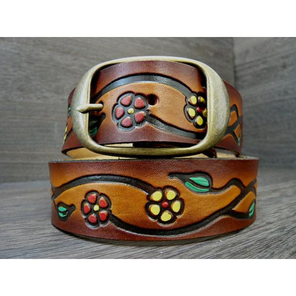 ☆本皮レザーの総型押しベルトです！アメリカンなデザインで、高級感も有り、大変良い雰囲気です！　長さ　：　約105cm、幅約3.6cmカラー　：　ブラウン※ウエスト　82〜92cmに対応できます。　※バックルは交換できるタイプです。※ベルトの...