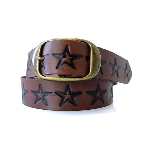 ☆本皮レザーの総型押しベルトです！アメリカンなデザインで、高級感も有り、大変良い雰囲気です！　長さ　：　約105cm、幅約3.6cmカラー　：　ワンスター柄、※ウエスト　82〜92cmに対応できます。　※バックルは交換できるタイプです。※ベ...