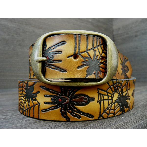 ☆本皮レザーの総型押しベルトです！アメリカンなデザインで、高級感も有り、大変良い雰囲気です！　長さ　：　約105cm、幅約3.6cmカラー　：　ブラウン※ウエスト　82〜92cmに対応できます。　※バックルは交換できるタイプです。※ベルトの...