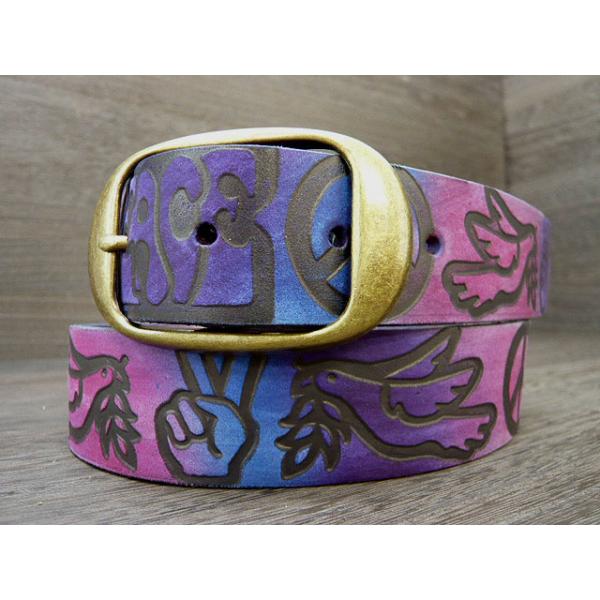 ☆本皮レザーの総型押しベルトです！アメリカンなデザインで、高級感も有り、大変良い雰囲気です！　長さ　：　約105cm、幅約3.6cmカラー　：　パープル系※ウエスト　82〜92cmに対応できます。　※バックルは交換できるタイプです。※ベルト...