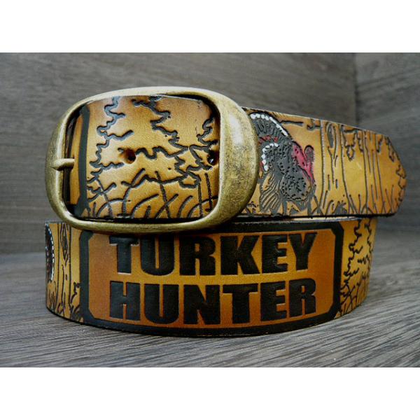 ☆本皮レザーの総型押しベルトです！アメリカンなデザインで、高級感も有り、大変良い雰囲気です！　長さ　：　約105cm、幅約3.6cmカラー　：　ブラウン※ウエスト　82〜92cmに対応できます。　※バックルは交換できるタイプです。※ベルトの...