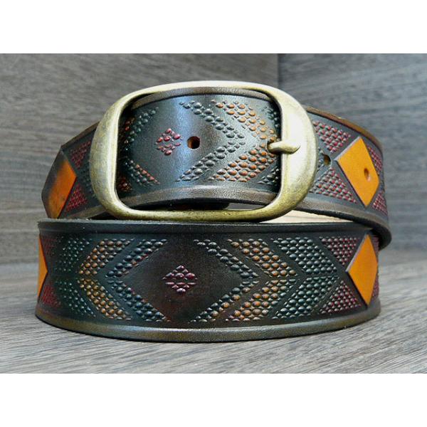 ☆本皮レザーの総型押しベルトです！ブラウンの菱形系ネイティブ調の型押しデザインで、高級感も有り、大変良い雰囲気です！　長さ　：　約105cm、幅約3.6cmカラー　：　ブラウン※ウエスト　82〜92cmに対応できます。　※バックルは交換でき...