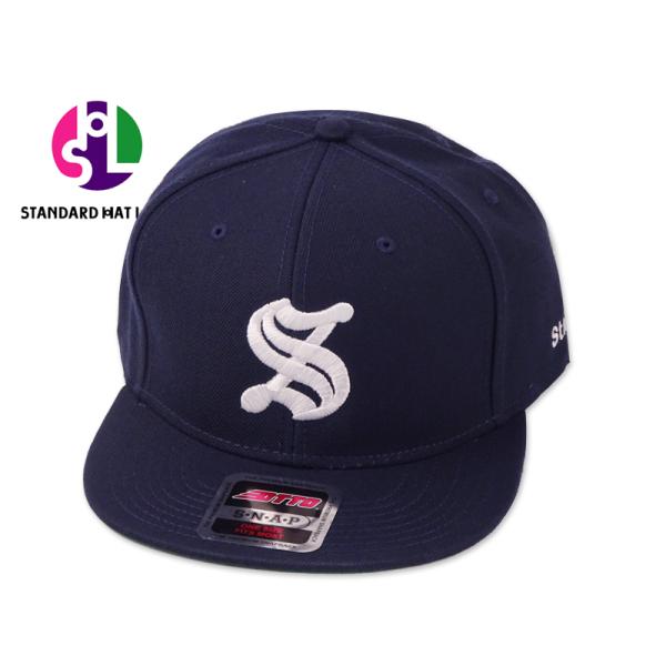 スタンダードハットラボよりオリジナルロゴが入ったスナップバックが登場。左サイドにはスタラボロゴ刺繍。ボディは信頼のOTTOを使用しております。サイズ：フリーサイズ生地：アクリル、ウール、コットン