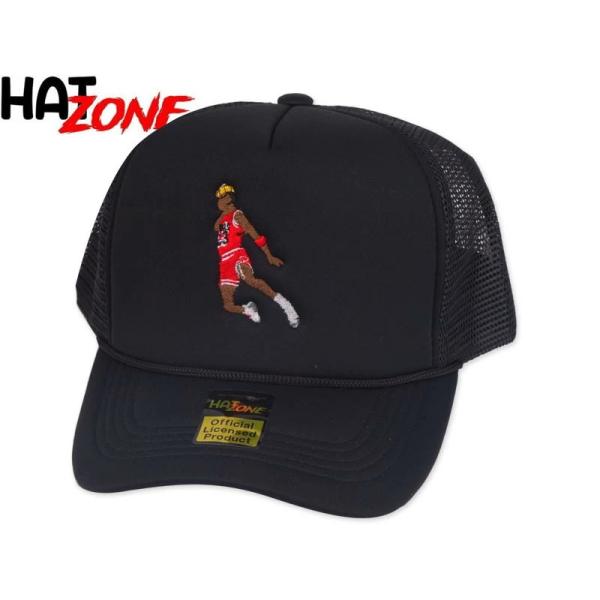 ユニークなパロディーカスタム刺繍やプリントを施した特徴的なデザインを展開するHAT ZONE。誰もが見た事のある企業ロゴ・スポーツ・映画と幅広ジャンルを網羅したデザインがUSメーカーならでは 遊び心あるプロダクト。フロントに刺繍デザインを配...