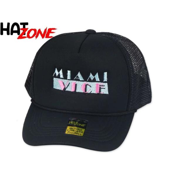 ユニークなパロディーカスタム刺繍やプリントを施した特徴的なデザインを展開するHAT ZONE。誰もが見た事のある企業ロゴ・スポーツ・映画と幅広ジャンルを網羅したデザインがUSメーカーならでは 遊び心あるプロダクト。フロントに刺繍デザインを配...