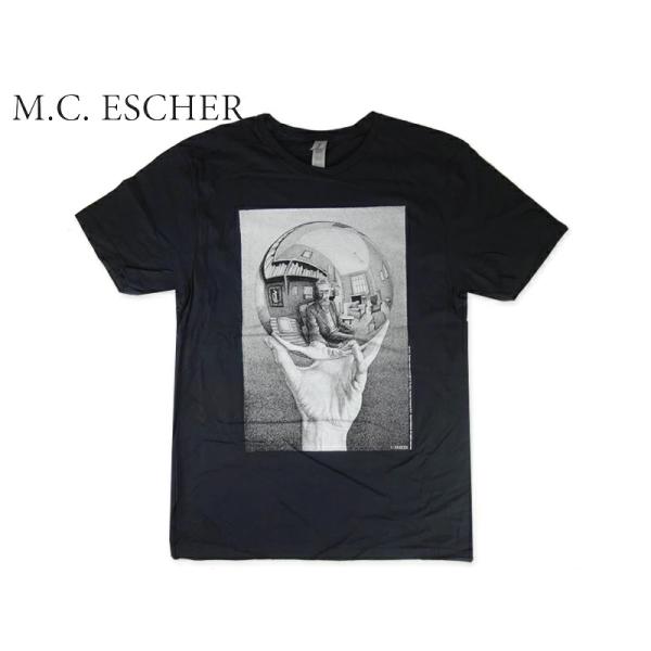 作品名「手に持った反射球」をフロントにプリント。エッシャーの視覚トリックや自己探求なテーマを象徴するアイコン的作品。ウッドカット、リトグラフ、メゾティントなどの版画制作よく知られたオランダの画家。Mサイズ 着丈72cm 身幅49.5cm 肩...