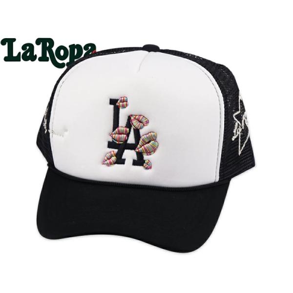 LAロゴにアイコンでもあるLIPデザインをレインボーカラーで刺繍。両サイドにはブランドロゴとシグネチャー刺繍入り。ウレタンフロントのメッシュバック。サイズ　：フリー、