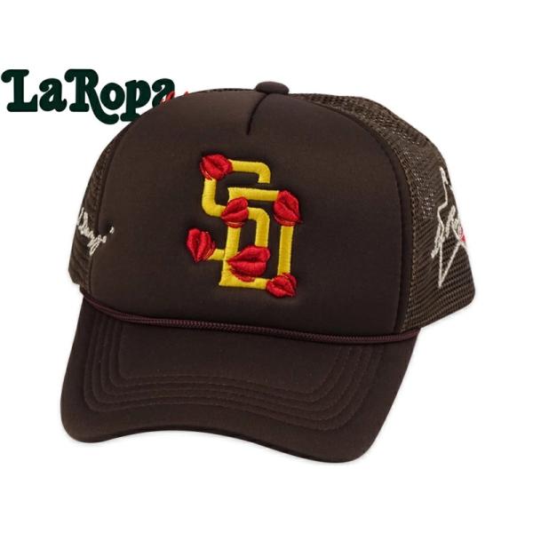 SDロゴにアイコンでもあるLIPデザインを刺繍。両サイドにはブランドロゴとシグネチャー刺繍入り。ウレタンフロントのメッシュバック。サイズ　：フリー、