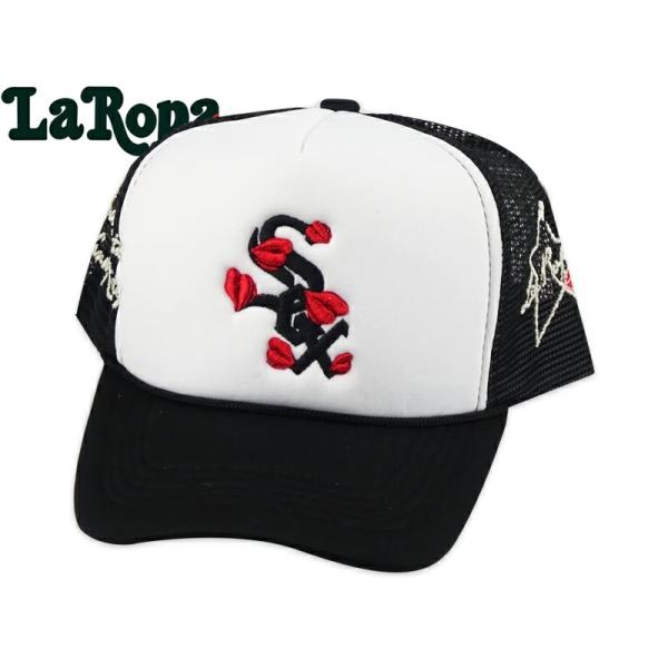 WSロゴにアイコンでもあるLIPデザインを刺繍。両サイドにはブランドロゴとシグネチャー刺繍入り。ウレタンフロントのメッシュバック。サイズ　：フリー、