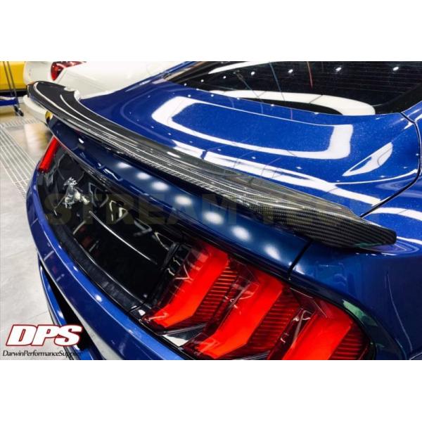 【商品説明】フォード マスタング用 Trufiberタイプ カーボントランクスポイラー人気商品です！人気のTrufiberスタイル！クーペ用・コンバーチブル用の2仕様有り。高級綾織カーボン繊維使用製造。表面UVカットクリアコート4層塗り品。...