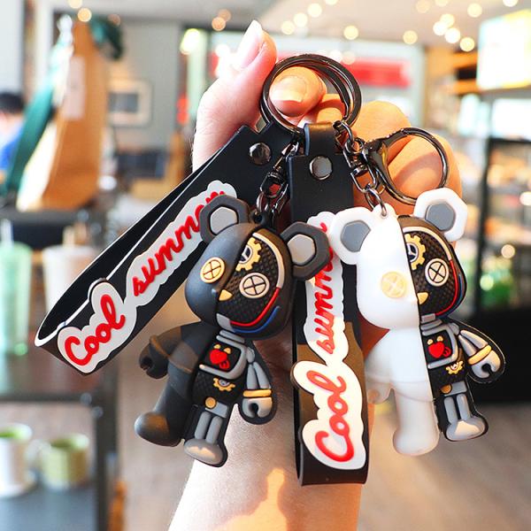 クマさんとロボットが合体したおしゃれでかわいいキーホルダー子どもから大人まで大人気のかわいいキャラクターキーホルダー。かばんや携帯電話、車のキーにつけて存在感アップ！！プレゼントにも◎※商品イメージの色はモニターにより、実際品と異なる場合が...