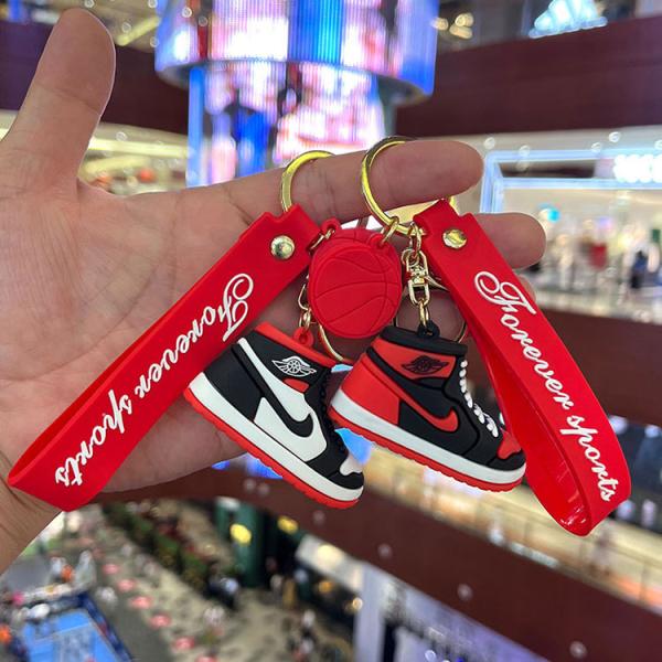 今、大人気のスポーツバスケットボールのアイテムキーホルダー♪ナイキ、エアジョーダンデザイン！部活やバスケ好きの方へのプレゼントにもおススメです。かばんや携帯電話、車のキーにつけて存在感アップ！！※商品イメージの色はモニターにより、実際品と異...