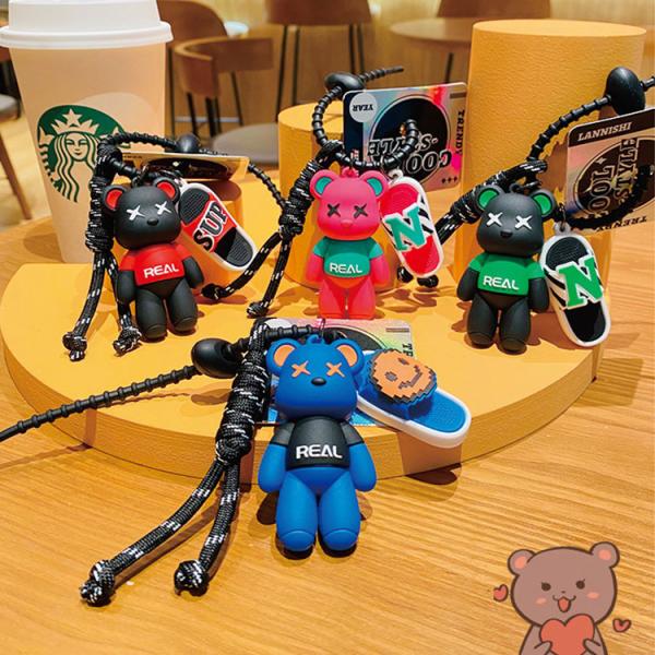 サンダルが付いたかわいいくまのキーホルダー♪推しカラーを持つのがおすすめ！かばんや携帯電話、車のキーにつけて存在感アップ！！※商品イメージの色はモニターにより、実際品と異なる場合がございます。◆カラー◆ピンクブルーブラック◆素材：合成樹脂、...