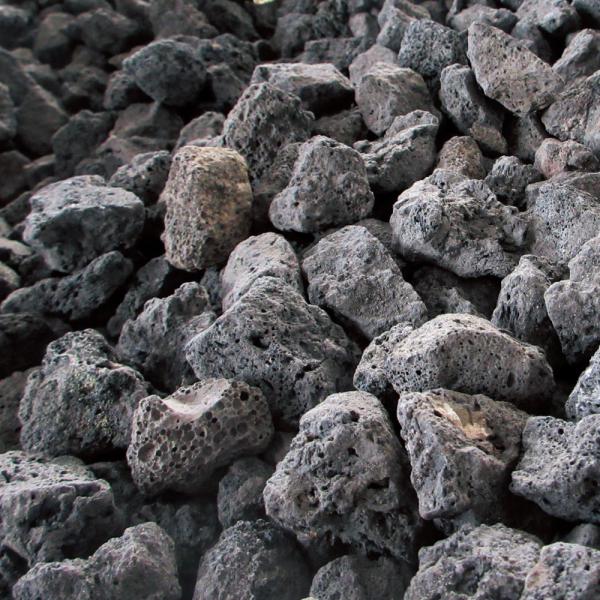 大型観葉植物や多肉・塊根植物の足元を彩る黒溶岩砂利20〜40mm。ゴツゴツとした大粒が光と影を作り、室内外問わずモダンで圧倒的な存在感を演出。多孔質構造で通気性と排水性を確保し、植物の蒸れや根腐れを防止。1.5kg入りで小分けに使いやすく、...
