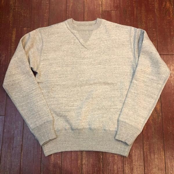 フルカウントの両Ｖスウェット(3741 DOUBLE V SET IN SLEEVE MOTHER COTTON)です。和歌山県にのみ現存する吊り編機で、1日の生産量約10メートルという非効率な機械で製作したスウェットです。フルカウントの代...