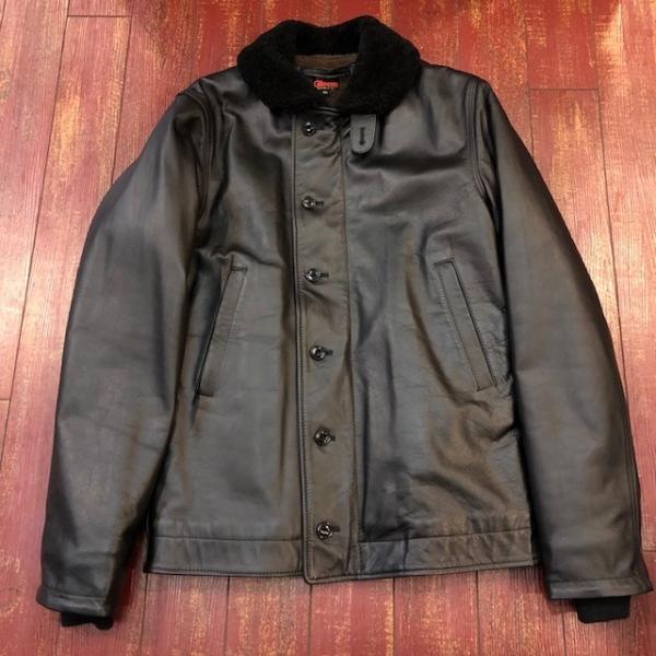 ミリタリーのN-1デッキジャケットをレザーでアレンジした一着。アウターシェルはホースハイドを使用。インナーライニングには、天然のアルパカを使用しています。タウンユースはもちろん、バイクユースでもお使い頂けます。■アウターシェル：ホースハイド...