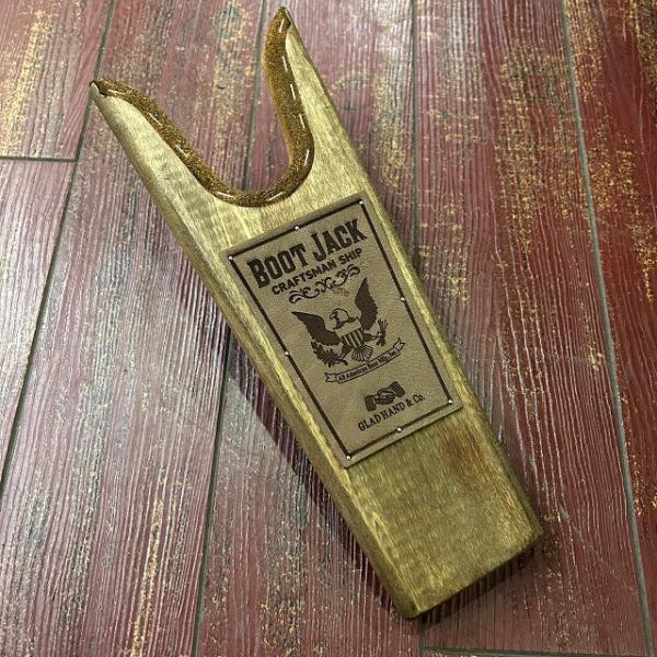 GLADHAND（グラッドハンド）BOOT JACKMADE IN TEXAS製のブーツジャックに、GLADHAND独自の加工を施したオリジナルのブーツジャックです。ブーツを脱ぐ際にお使いください。※一点一点手作業で仕上げており、風合いには...