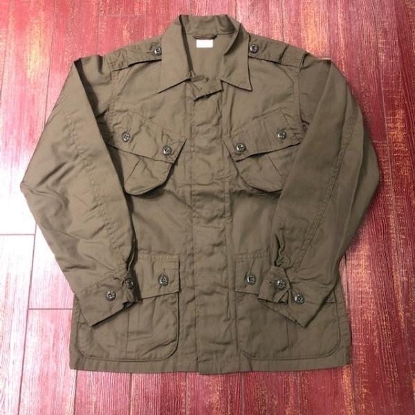 1960年代前半、ベトナム戦域において米陸軍で採用されていた熱帯被服、『コンバット トロピカル』。 『ジャングル ファティーグ』とも呼ばれます。 こちらは肩のエポレット、ポケット部のボタンは剥き出し、ウエストサイズ調整ストラップが付く初期の...