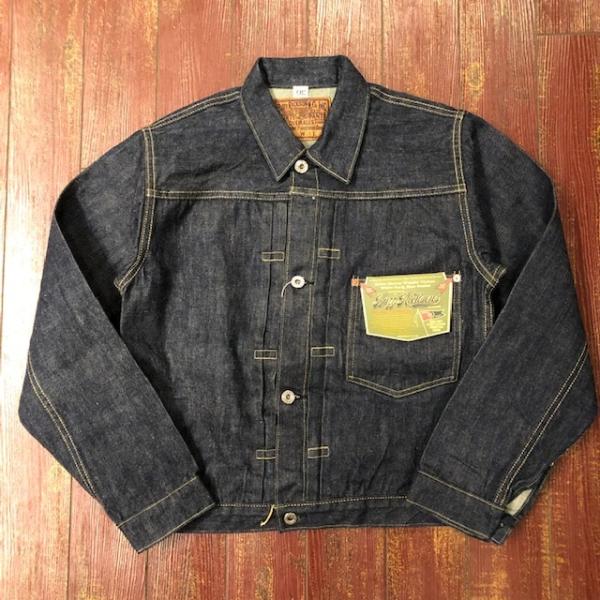 第二次世界大戦の戦時下において物資不足を解消するために統制を受けて誕生したデニムブラウス。それまでのモデルで付いていたポケットフラップは省略され、フロントボタンも5個から4個に変更された。フラッシャーに記されている“FOR THE DURA...
