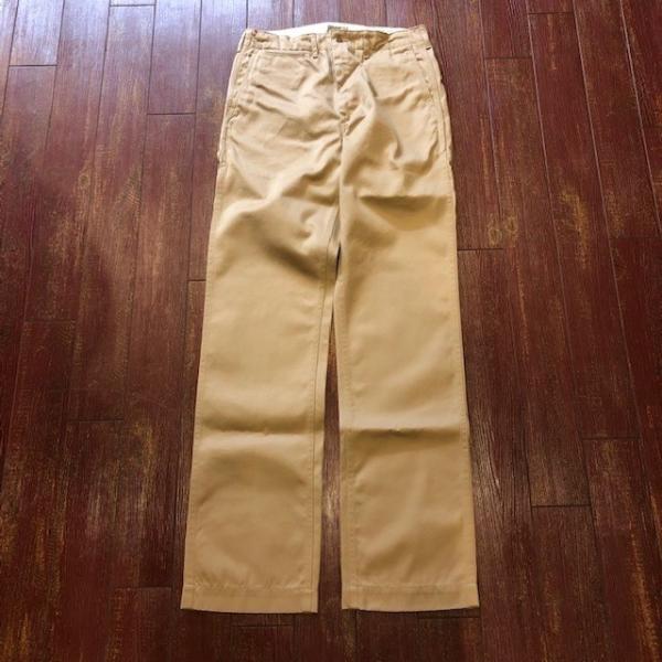 バズリクソンズ オリジナルチノパンツ BR40025A太過ぎず細過ぎない絶妙なシルエットで着こなしを選びません。フロントはジッパーフライです。※各ディティールは予告なく仕様変更などが生じる場合がございますが、現物を優先させて頂きます。