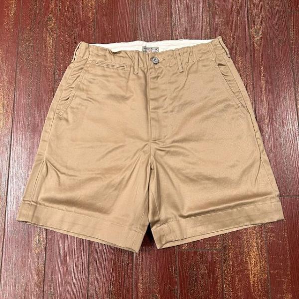 バズリクソンズ EARLY MILITARY CHINOS (MOD.) 1945 MODEL SHORTS BR523811945年型のミリタリーチノをショーツにアレンジしたバズリクソンズのオリジナルモデル。チノパンといえば割り縫い仕様で...