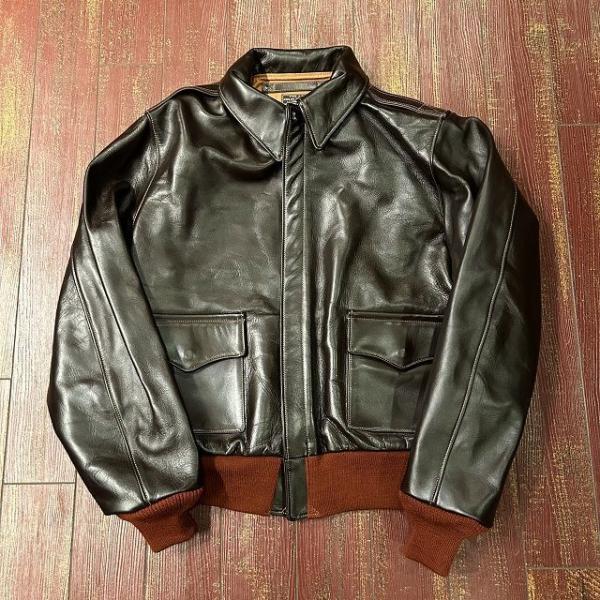 1930年代後半からA-2の生産を開始したエアロレザー社は、A-2を製造したコントラクターの中で最多の7度もの納入を誇っている。これは古くから確かな技術と生産キャパシティーを併せ持ち、安定供給が可能であった優良メーカーであることを裏付けてい...