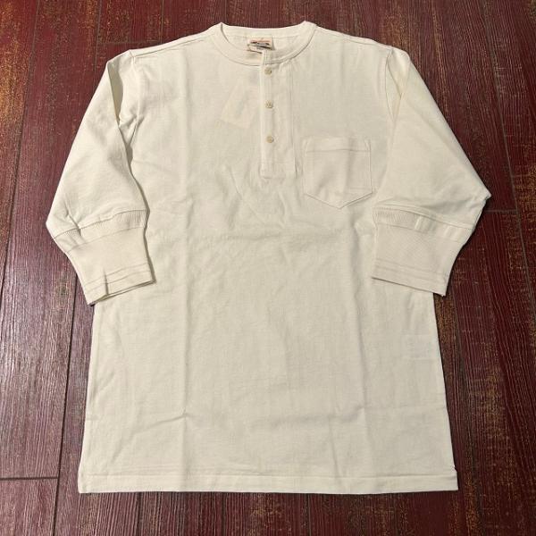 GLADHAND（グラッドハンド）ハーフスリーブヘンリーポケットTシャツ GH-17原綿からこだわったUSAコットンを使用。空紡糸を使用することによりシャリ感を強調しカジュアルに仕上がっています。特徴的な袖リブは再現することが難しいとされる...