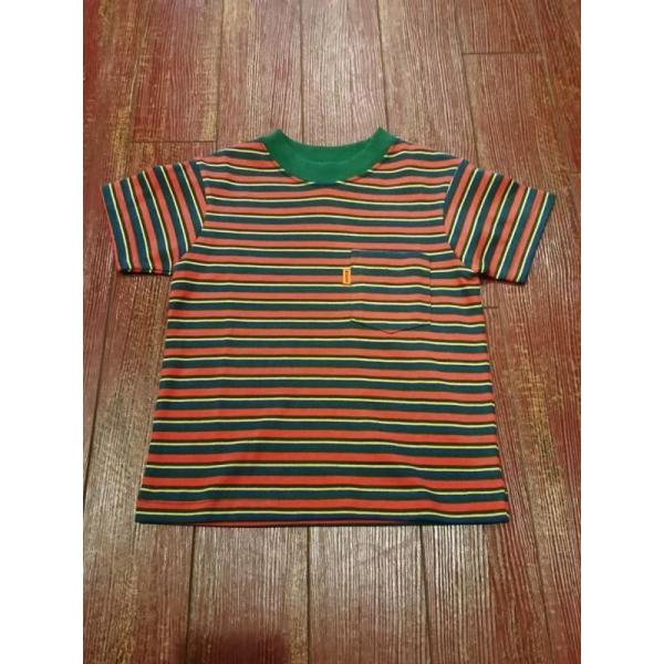 ウエアハウス(ダブルワーク)が手掛けるキッズのボーダーＴシャツです。左胸にジーンズのポケットのようなデザインを取り入れたポケット付きです。ポケットにはダブルワークスのピスネームが縫い付けられ、柄合わせされています。大人と同じように作られた拘...