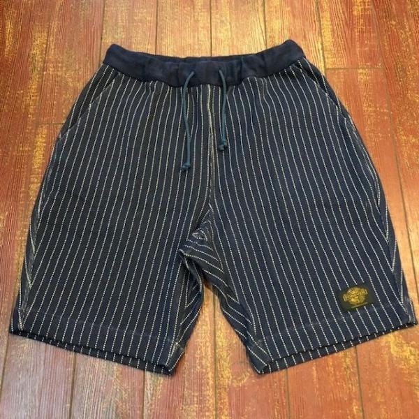 新潟ニットを使用したショートパンツ。少し丸みのある、ややゆったり目のリラックスしたシルエットと膝上丈のスタイル。ニット特有の着心地を更に楽しめるようにウエスト部にはドローコードを採用。型崩れもなく着用可能で、正にストレスフリーな一本です。■...