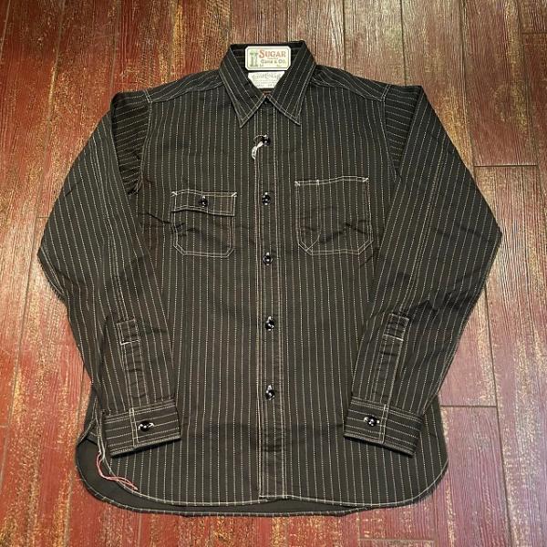 シュガーケーン ブラックウォバッシュワークシャツ SC2958520世紀初頭に存在したものの、ヴィンテージで見つけることはインディゴブルーよりも困難なブラックウォバッシュストライプ。ブラックの硫化染料でベースを染めたあとに抜染でドットストラ...