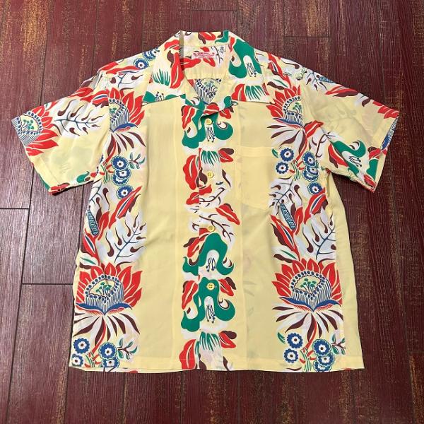 サンサーフ　ハワイアンシャツ「パラダイスフラワー」SS39416下向きのラッパ型の花がぶら下がるように咲くエンジェルス・トランペットと、夜に咲く花として知られるナイト・ブルーミング・シリウスがメインモチーフとして独特なタッチで描かれている。...