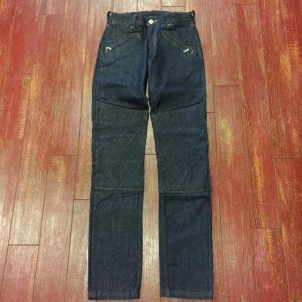 生地は14.75oz ORIGINAL LEFT HAND SELVAGE DENIM。伸縮性・運動性に優れ経年変化も期待出来る。BUTTONはORIGINAL METAL BUTTONを使用。ZIPPERはUNIVERSAL ZIPPER...