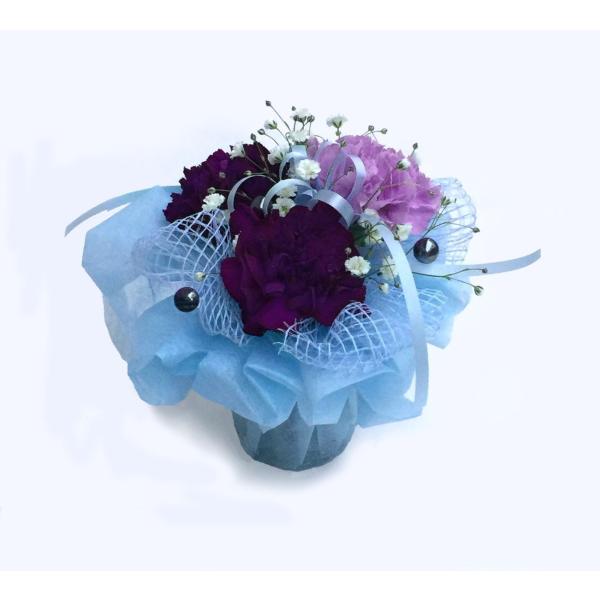 パープルカラーのオシャレなフラワーアレンジメント！母の日のプレゼントに最適！！青いカーネーションといわれる「ムーンダスト」花言葉は”永遠の幸福”グッドデザイン金賞を受賞した青紫色のカーネーション「ムーンダスト」の濃淡でまとめ、カスミ草やパー...