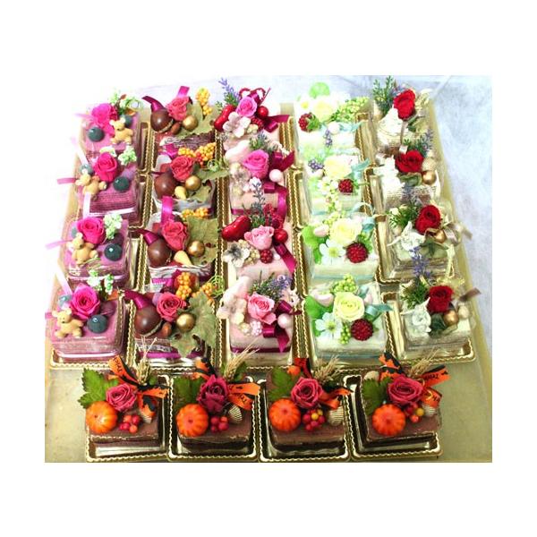 プリザーブドフラワーのミニフラワーケーキ の種類：エンゼル・ テディベア くま ・ハート イチゴ・チョコ・ ハロウィン・ クリスマス サンタ プリザーブドフラワーの可愛いバラのケーキ　１ヶだけでも可愛いけれど　たくさん並べたら　もっと可愛い...