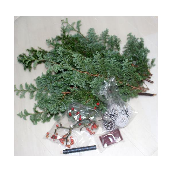 クリスマスリースを手作りしたい方のために お手頃な　セットをご用意しました これだけあれば　豪華なリースが仕上がります ヒムロスギ 　松笠５ヶ　サンキライ又は姫リンゴ　リースワイヤー　リボン２ｍ　　以上５点でセット直径　約３0〜35ｃｍ位の...